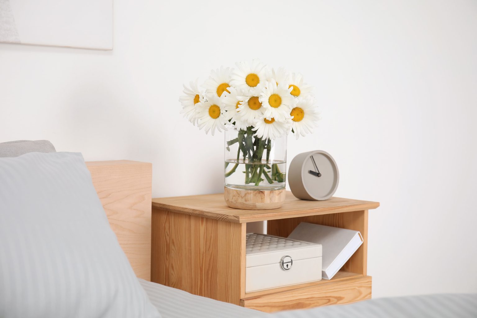 A Buying Guide To Choose Modern Bedside Table